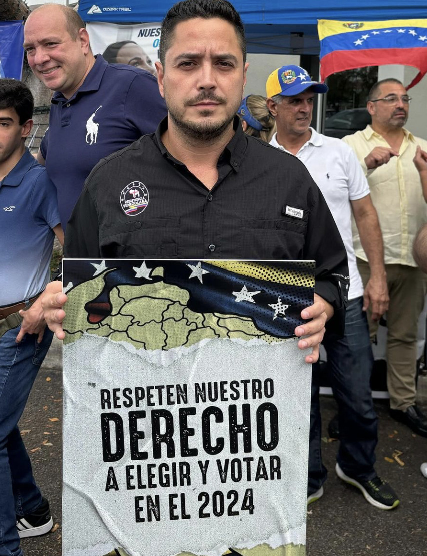 ERIK DEAN PRINCE SE PONE LA FRANELA DE LA ORGANIZACIÓN “RESISTENCIA ...